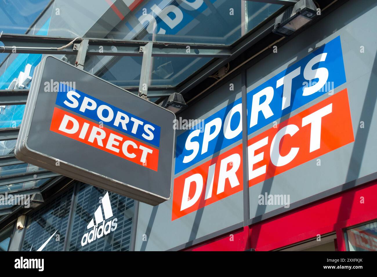 Sky sports logo hi-res stock photography and images - Alamy