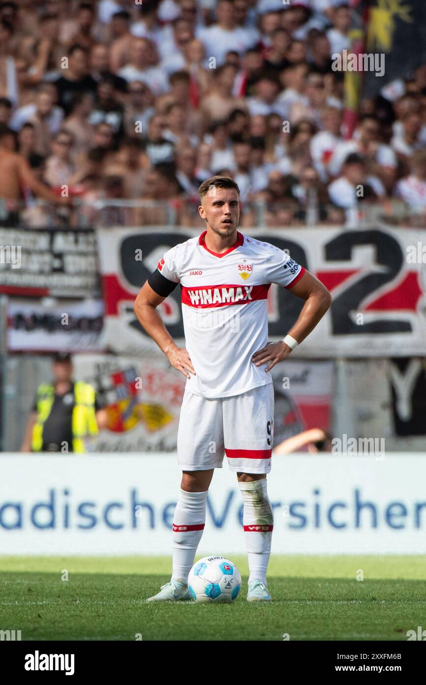 Ermedin Demirovic (VfB Stuttgart, #09) aergert sich ueber das Tor zum 2 ...