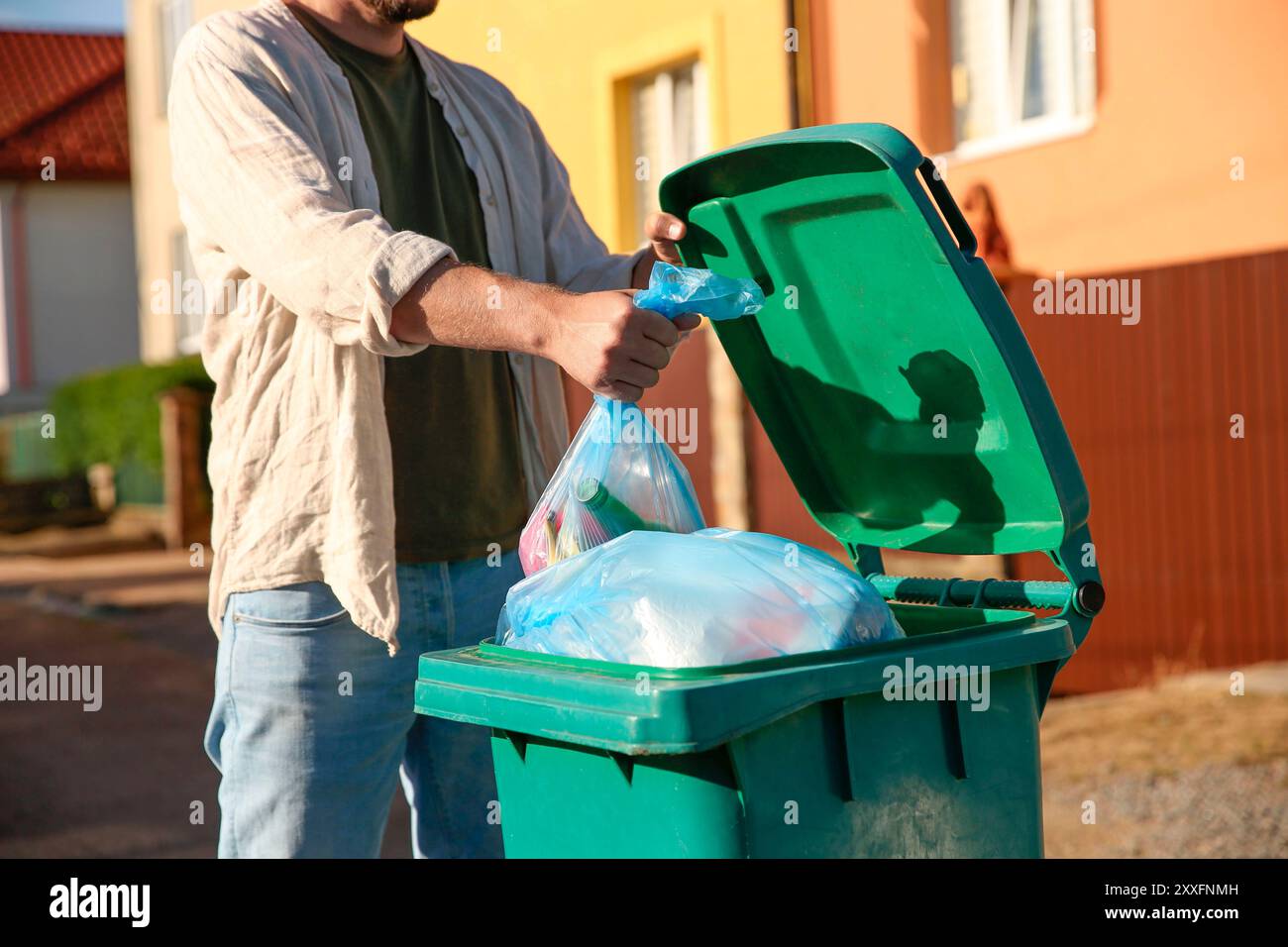 Male hand throwing trash hi-res stock photography and images - Alamy