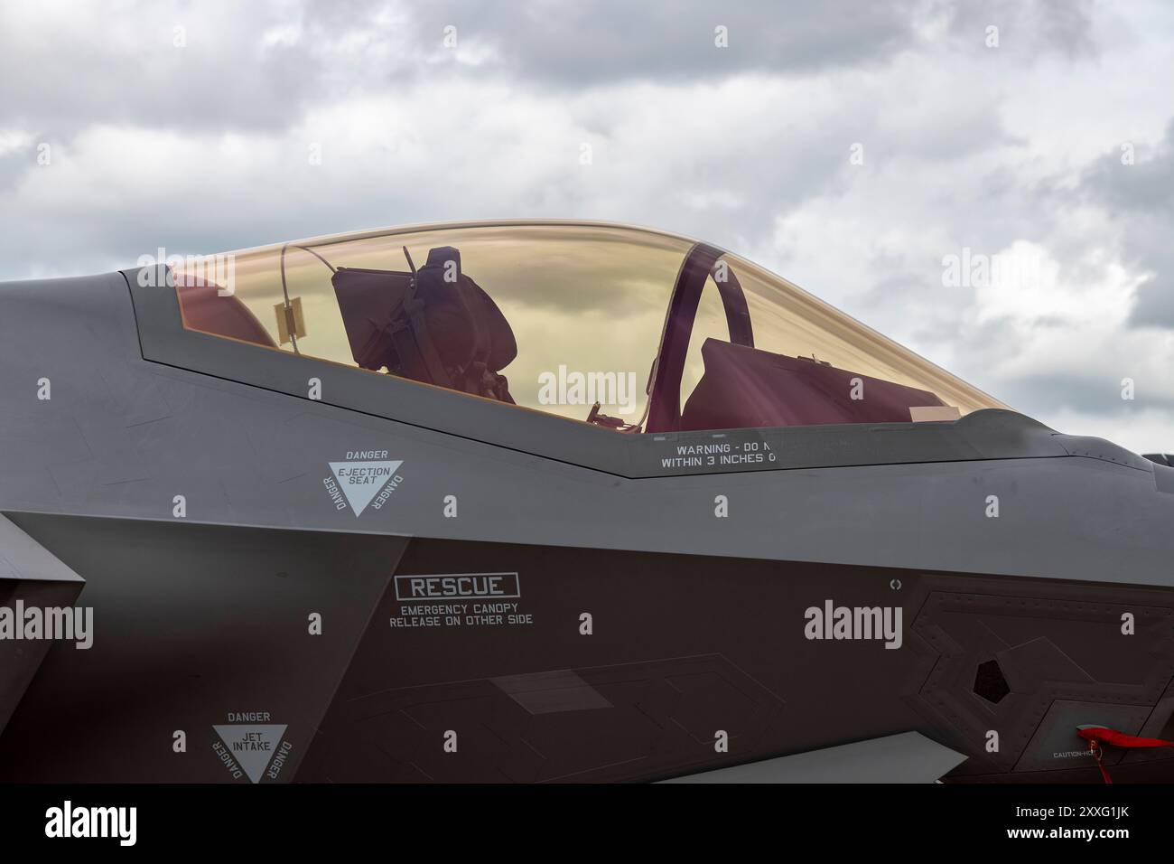 35 cockpit canopy close hi-res stock photography and images - Alamy