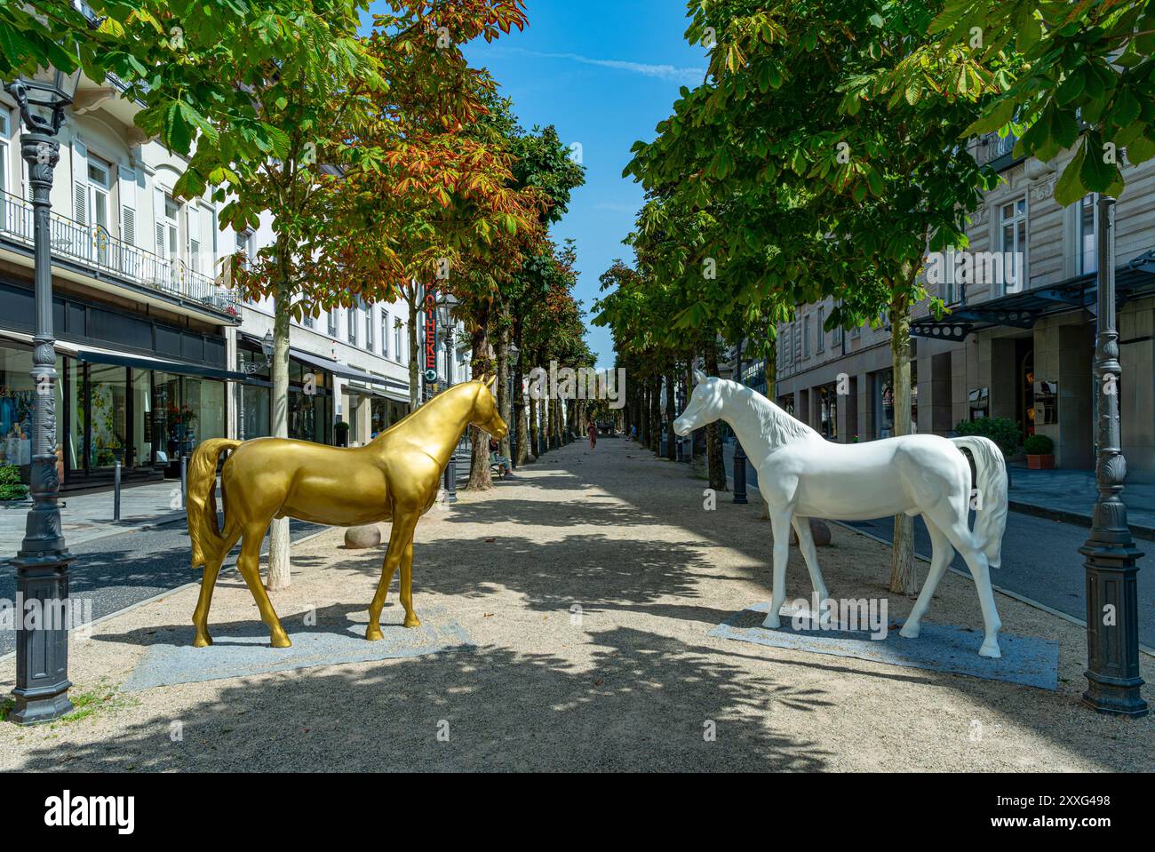 Stephanien street in Baden Baden. With horses during the horse racing ...