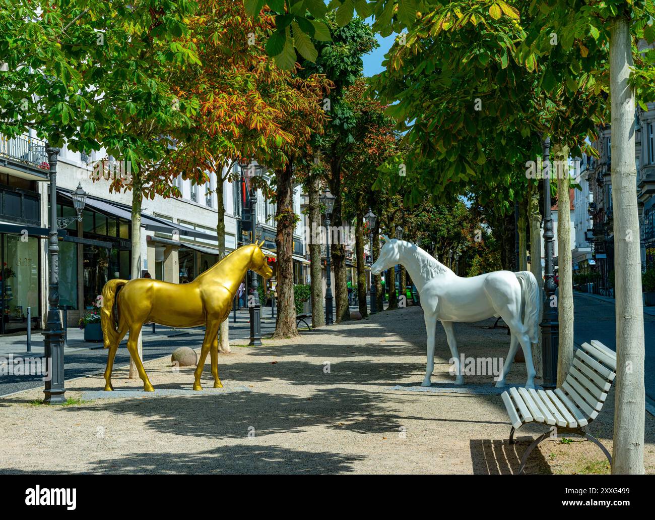 Stephanien street in Baden Baden. With horses during the horse racing ...