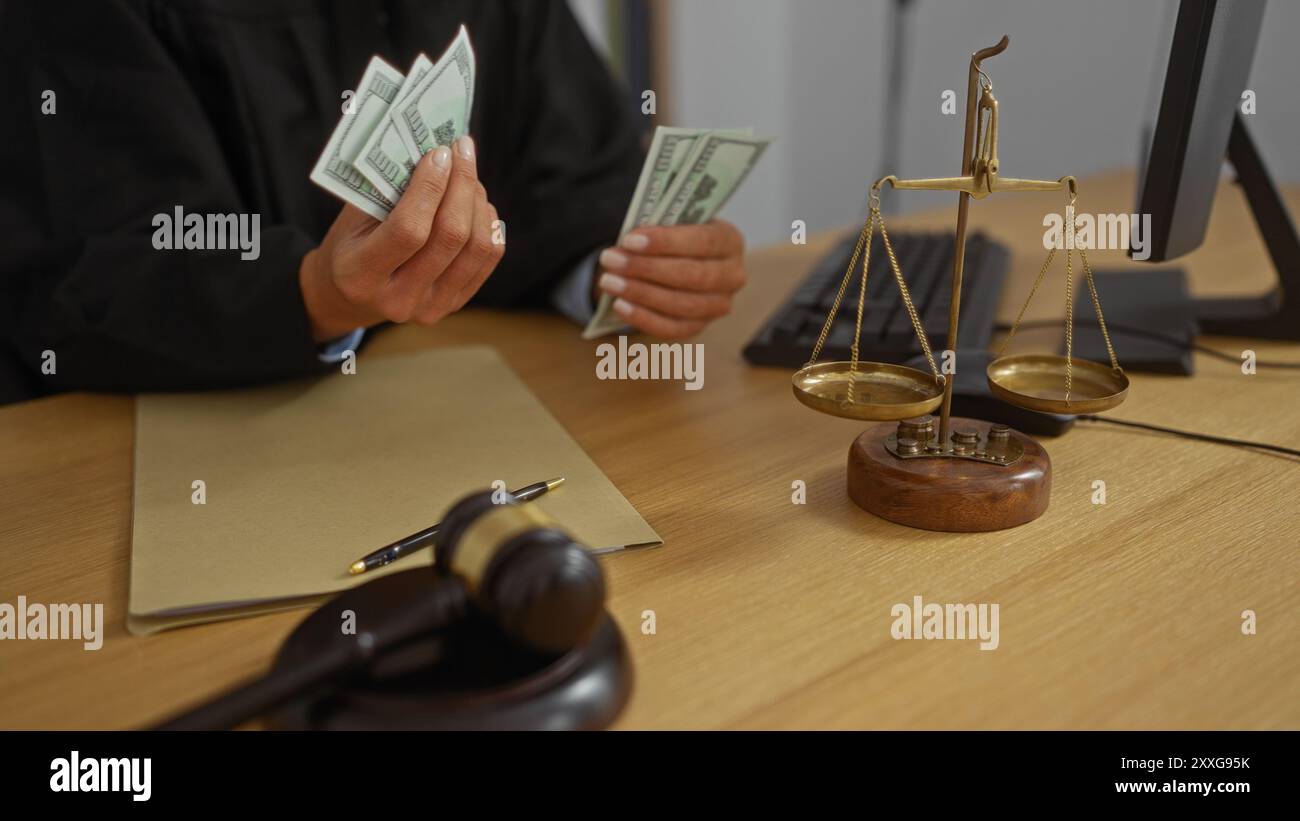 Judge holding cash hi-res stock photography and images - Alamy