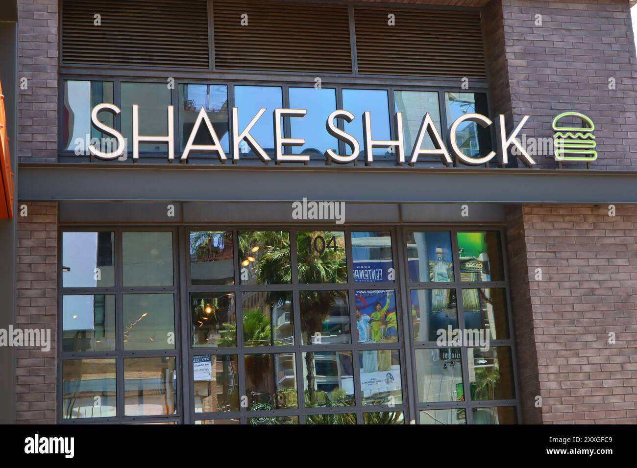 Shake Shack fast food restaurant Stock Photo - Alamy