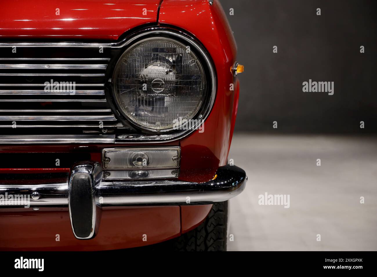 Red classic car headlights close hi-res stock photography and images ...