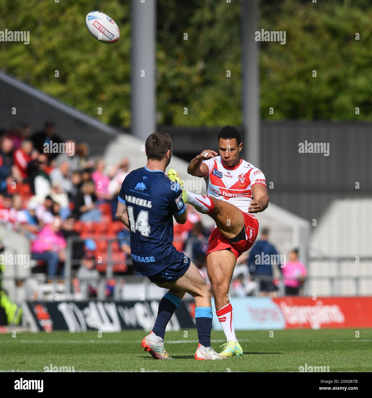 St. Helens, England - 24th August 2024 - Moses Mbye of St Helens makes ...