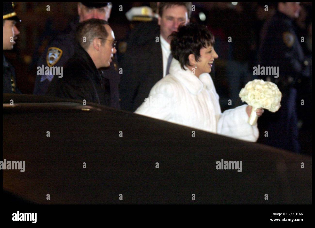 Manhattan, New York, USA, March 16th 2002; Liza Minelli gifter sig ...