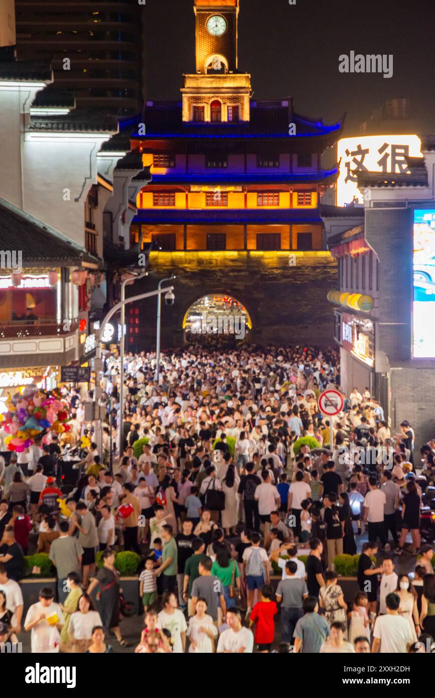 NINGBO, CHINA - AUGUST 24, 2024 - A large number of tourists watch a ...