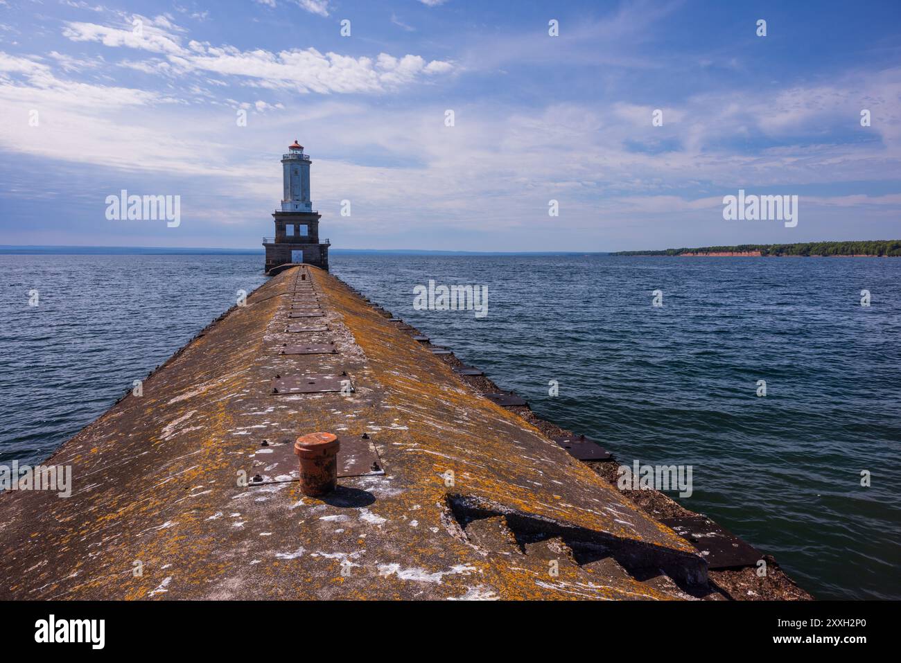 A lighthouse on a breakwater on Lake Superior Stock Photo - Alamy