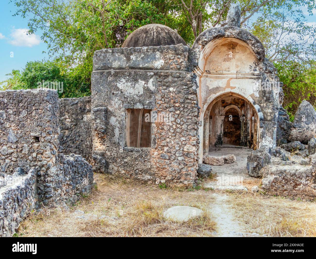 old ancient mosque ruins at Kilwa Kisivani Stock Photo - Alamy