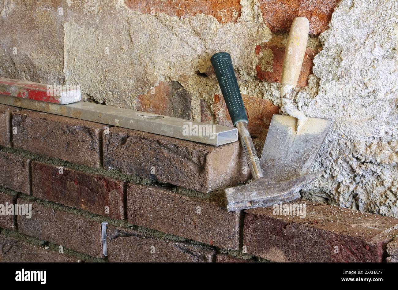 Brick wall, lay a brick wall 01 Stock Photo - Alamy