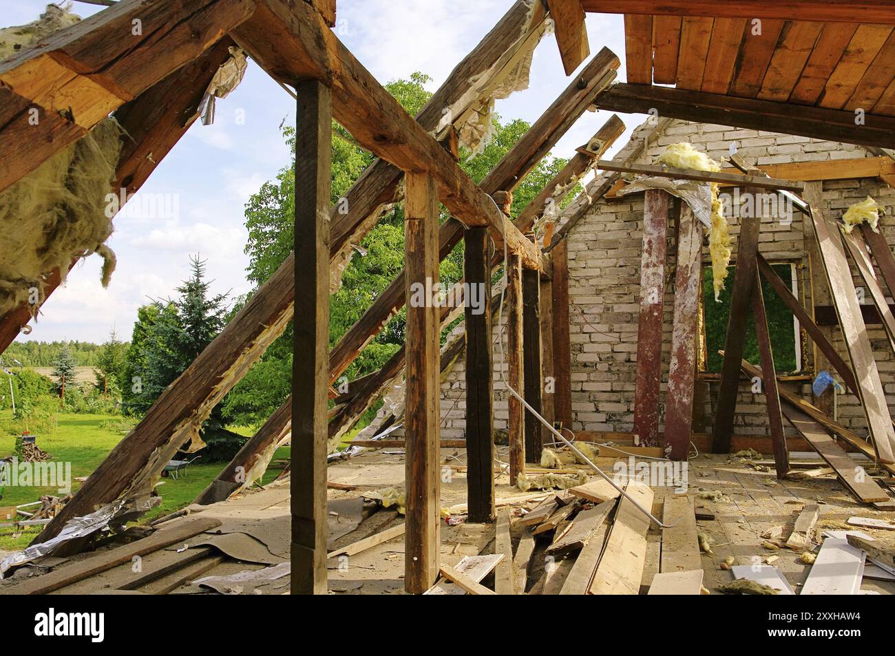 Demolish roof truss, roof truss demolish 01 Stock Photo - Alamy