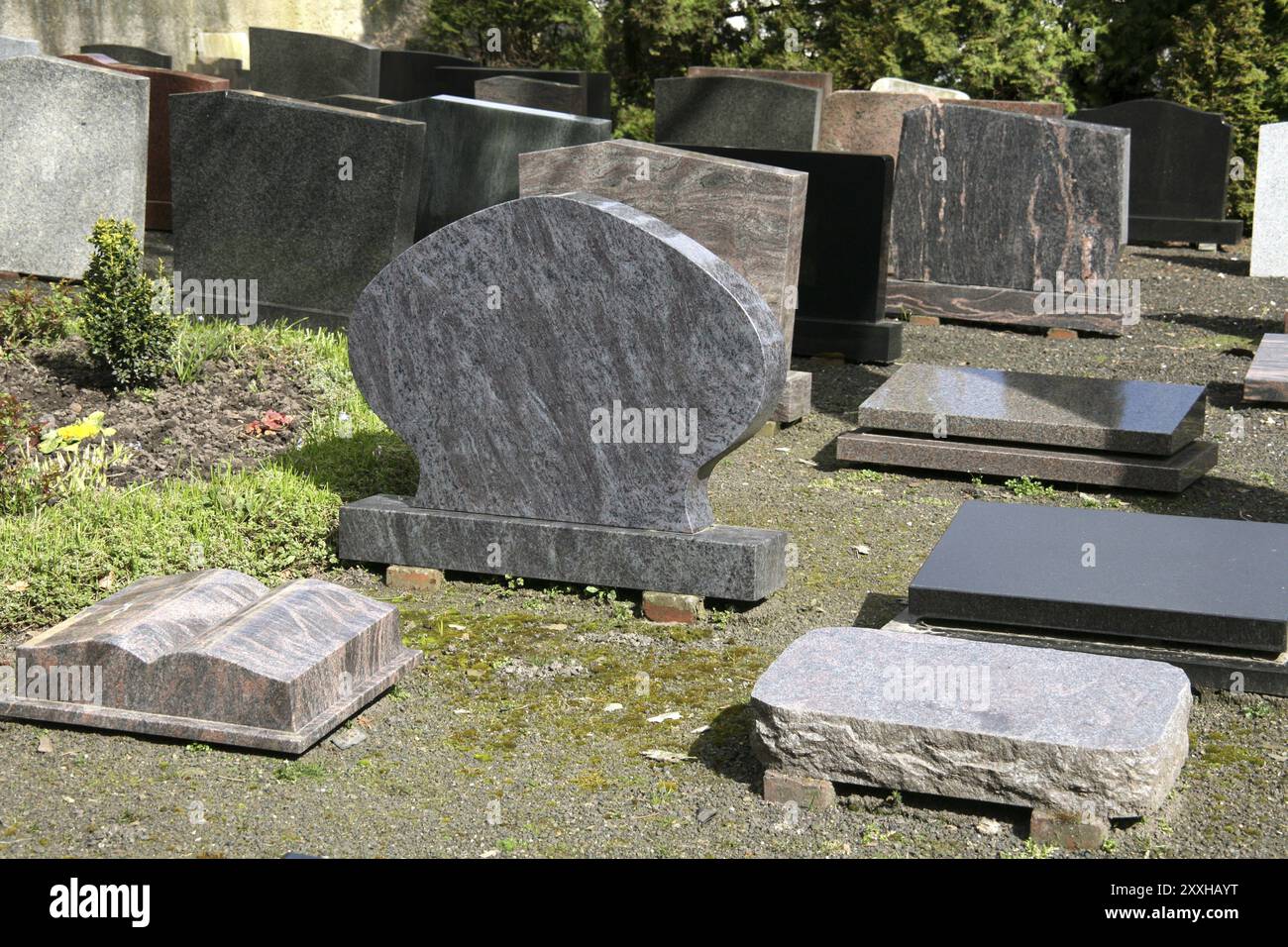 Blank gravestone blank hi-res stock photography and images - Alamy