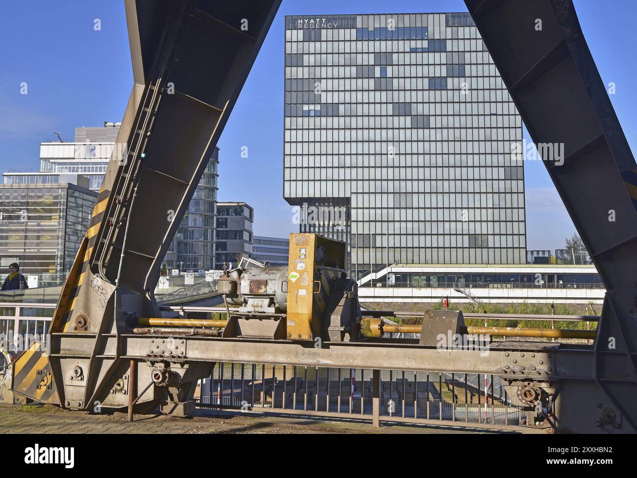 Old crane and Hotel Hyatt Regency, Alter Kran und Hyatt Regency Hotel ...