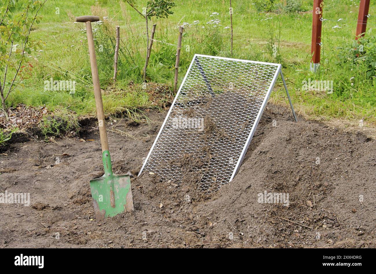 Sieve compost pile, compost pile sieve 02 Stock Photo - Alamy