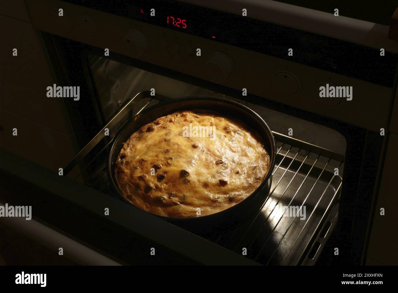 Self cooker hi-res stock photography and images - Alamy
