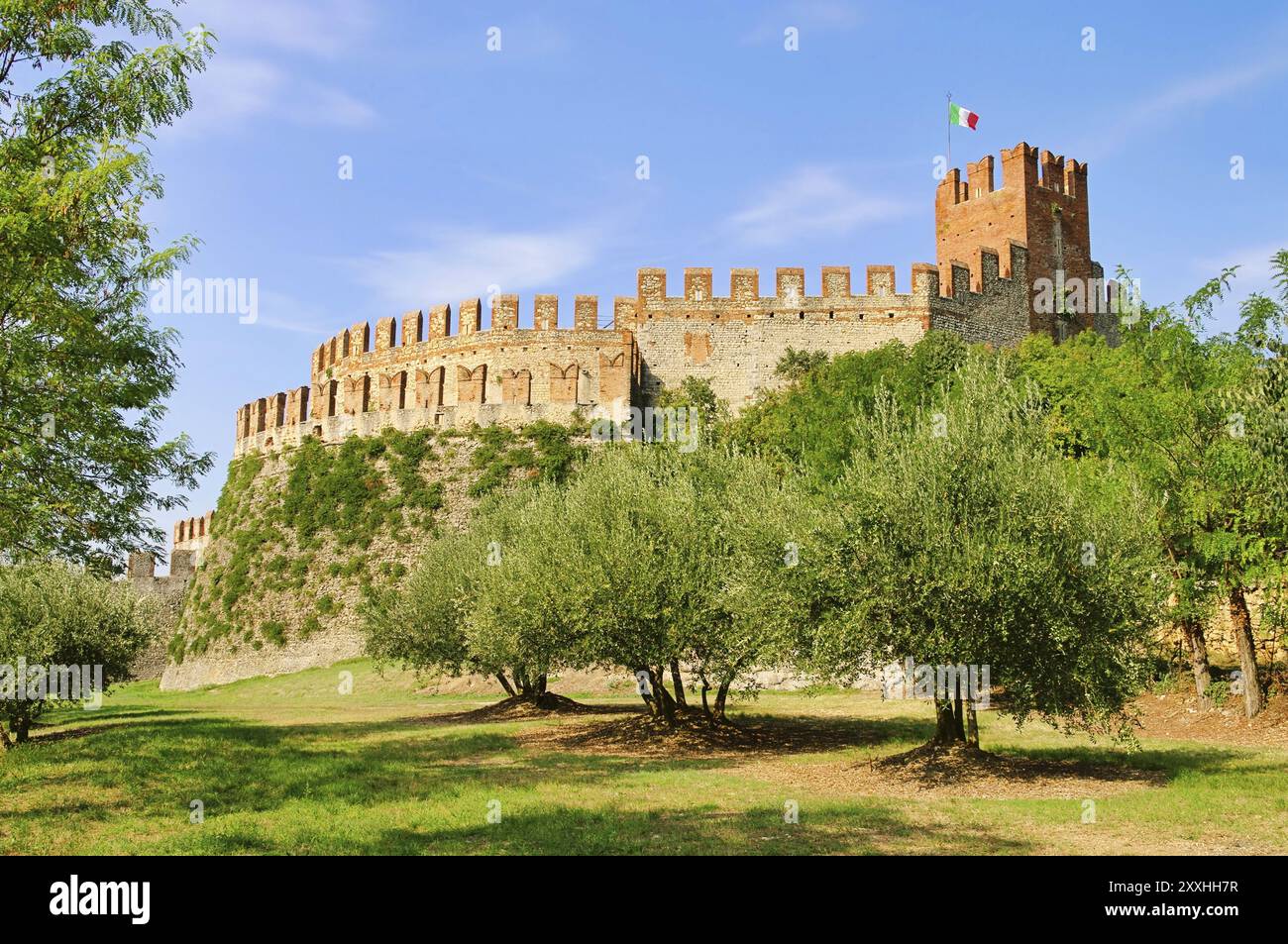 Old castle soave italy hi-res stock photography and images - Alamy