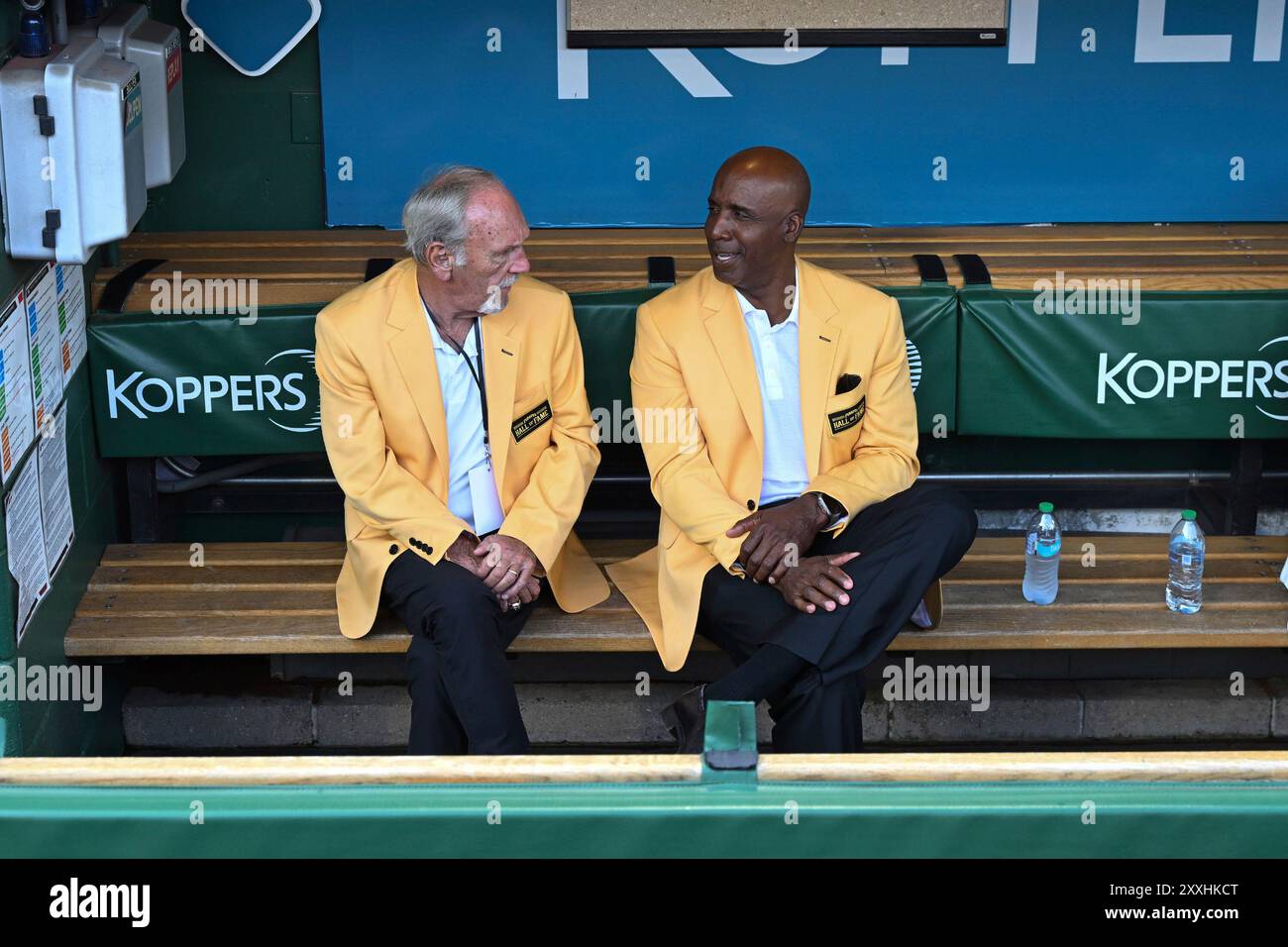 Former Pittsburgh Pirates outfielder Barry Bonds talks with manager Jim ...