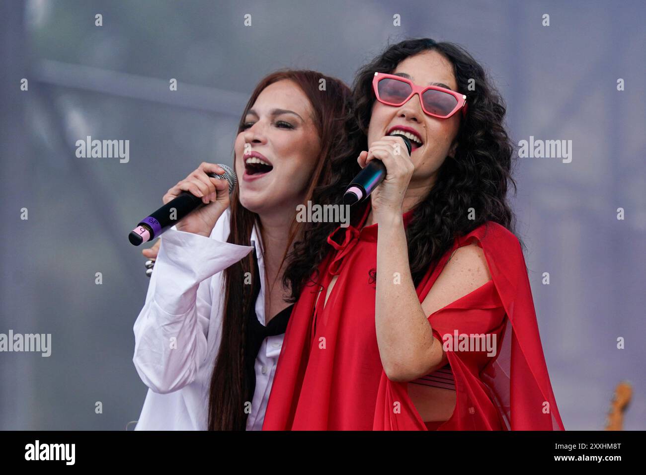 Mexican singer-songwriters Ximena Sariñana, right, and Paty Cantú ...