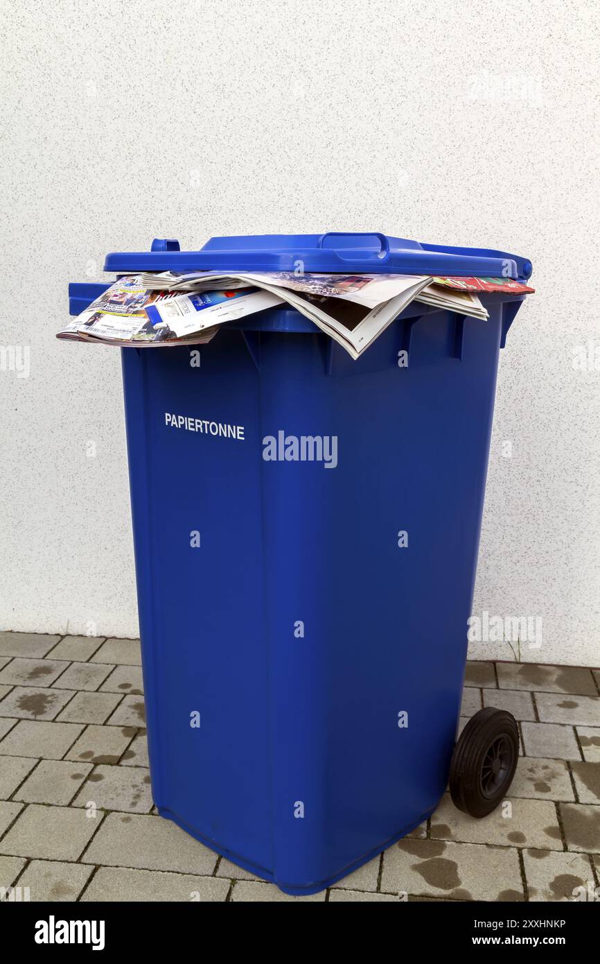 Waste paper bin Stock Photo - Alamy