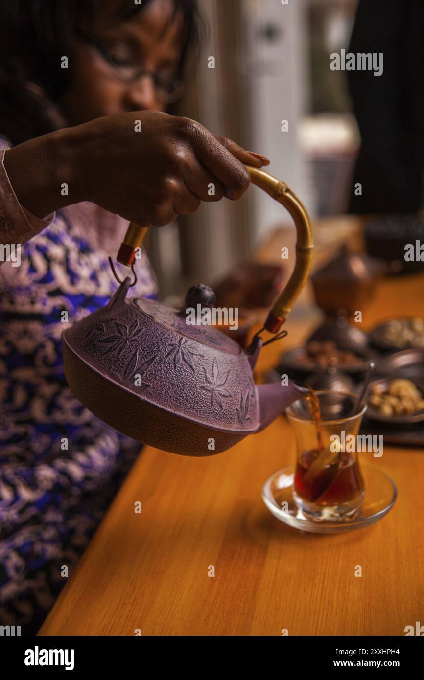 Woman pouring tea glass hi-res stock photography and images - Alamy