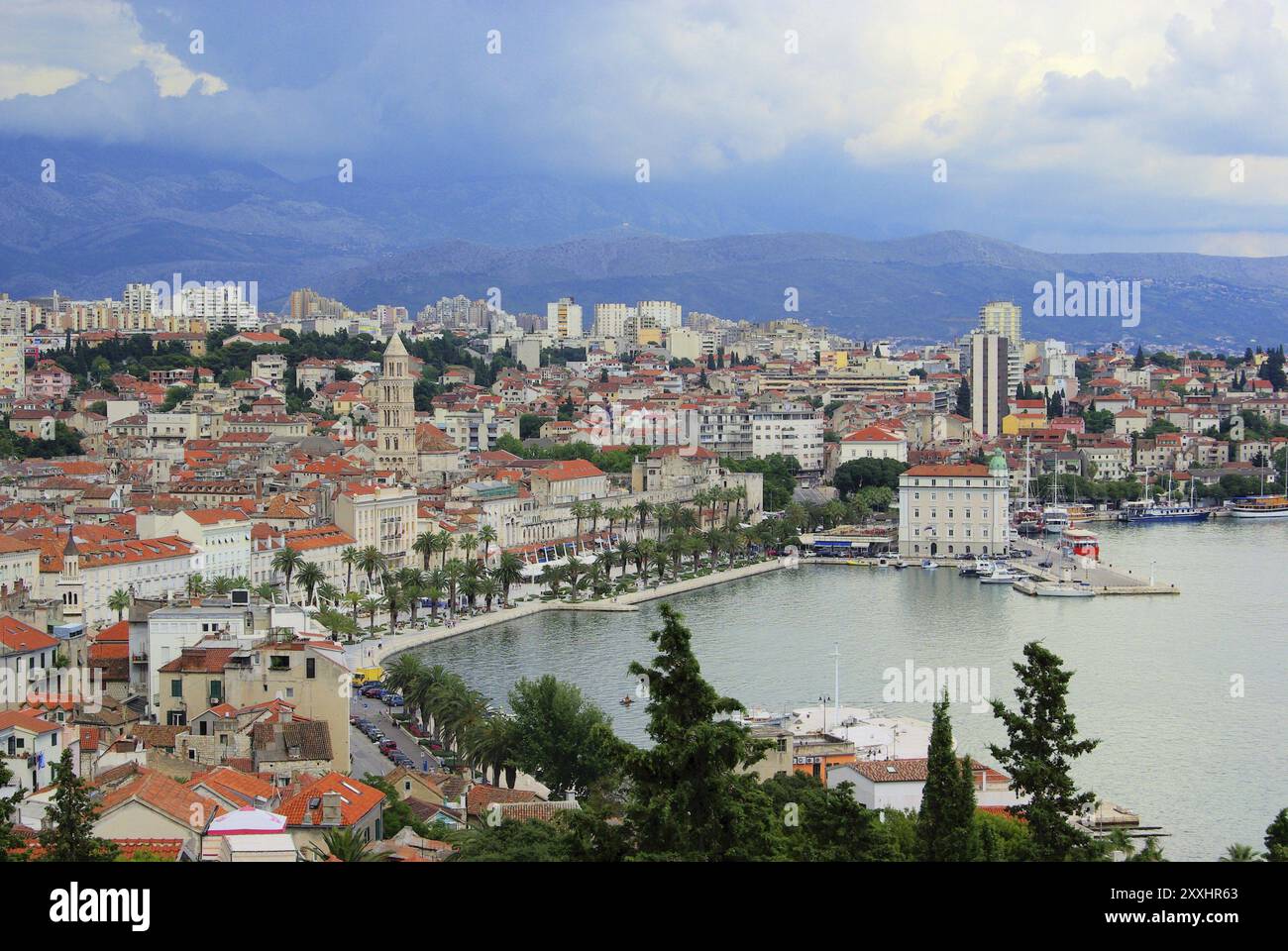 Town split from sea hi-res stock photography and images - Alamy