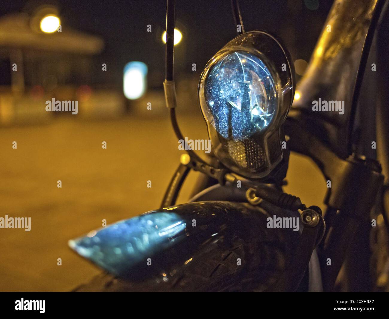 A bicycle at night Stock Photo - Alamy