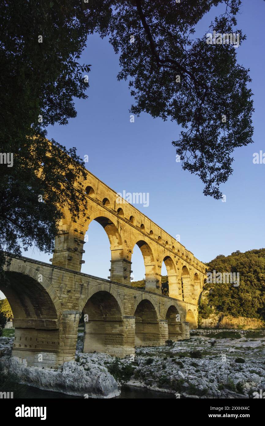 Puente romano francia hi-res stock photography and images - Alamy