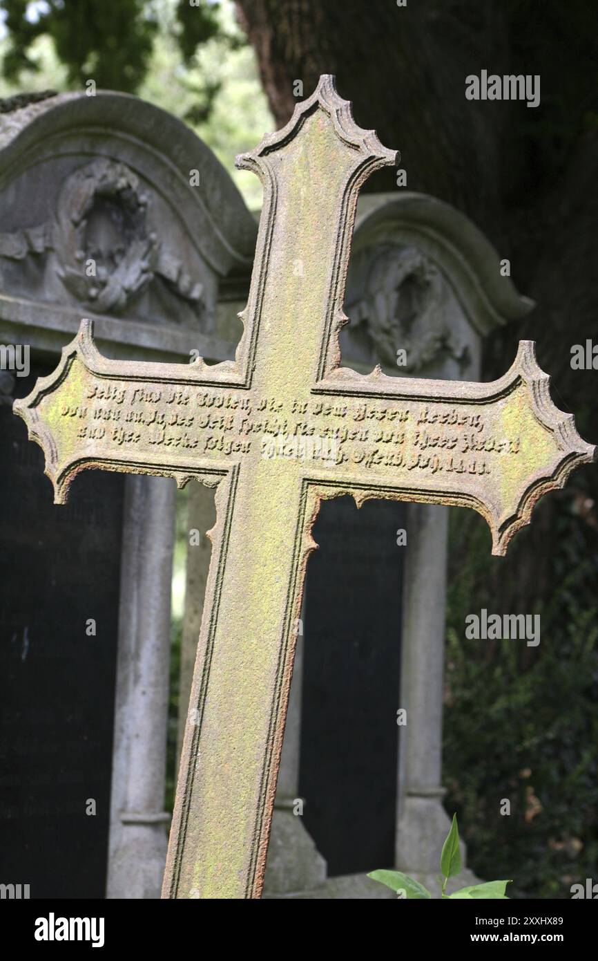 Rusty grave cross Stock Photo - Alamy