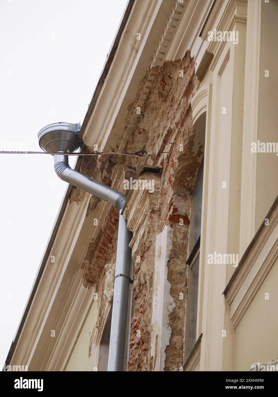 Damaged exterior on an old building, collapsing exterior Stock Photo ...