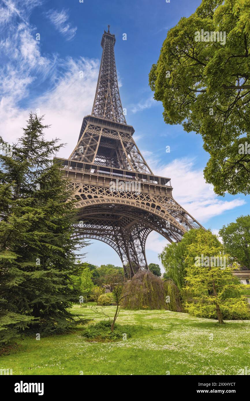 Paris yard hi-res stock photography and images - Alamy