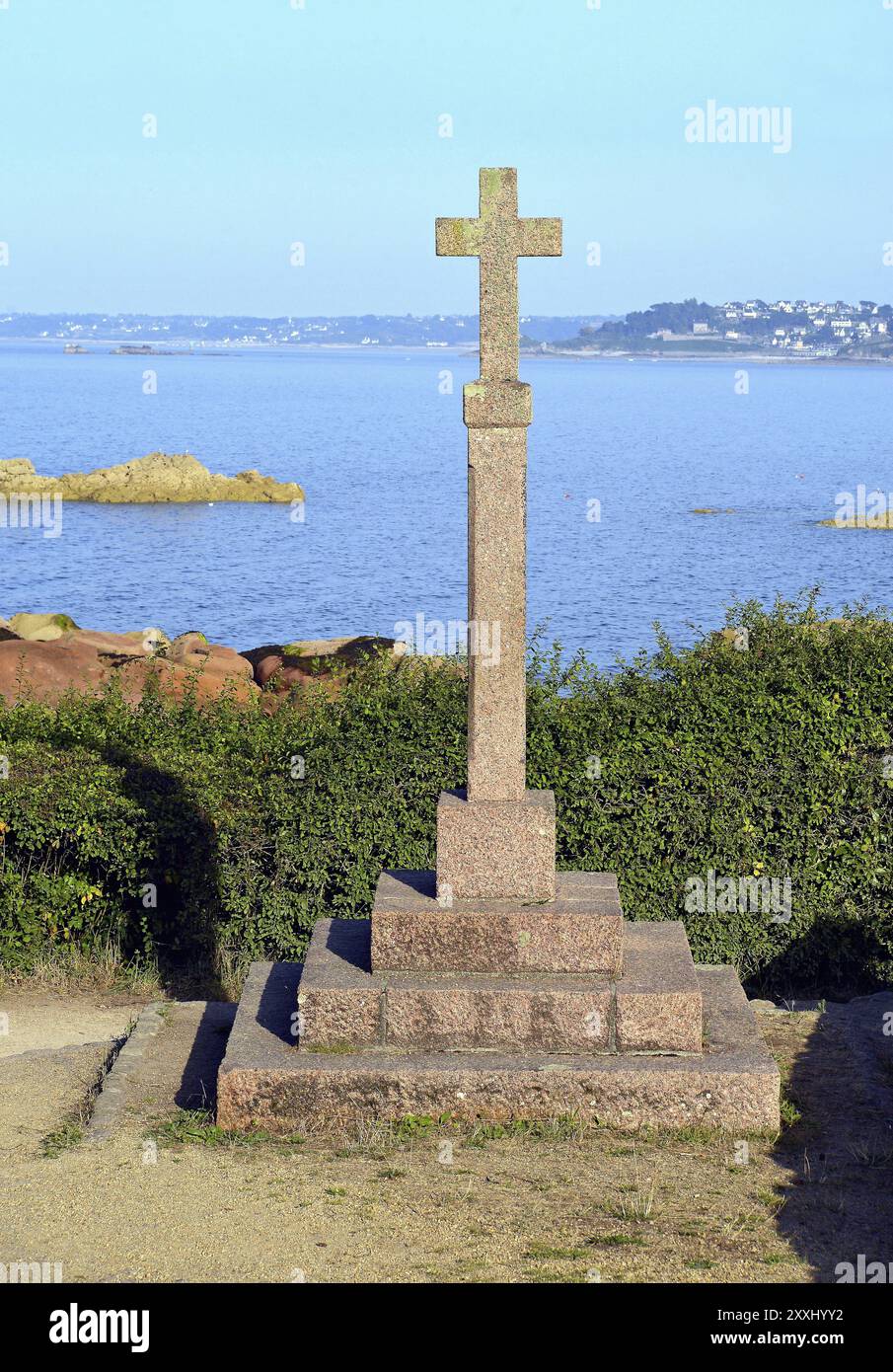Pink granite rocky coastline hi-res stock photography and images - Alamy