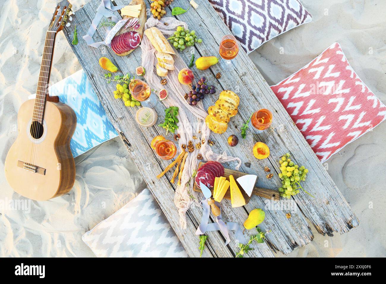 Top view beach picnic table outdoors. Beach party Stock Photo - Alamy