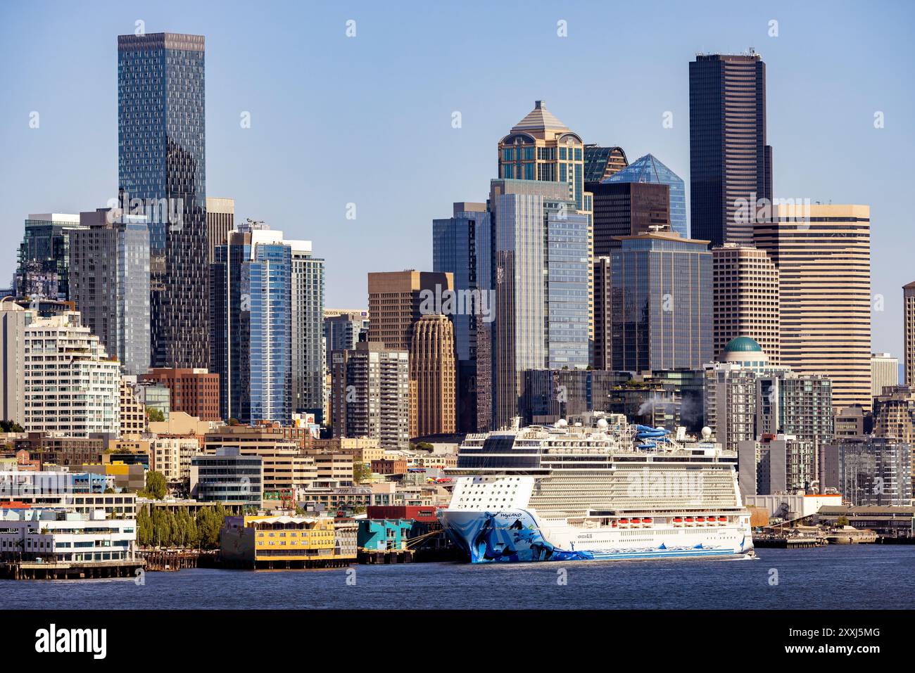 Norwegian Bliss cruise ship docked at Pier 66 in downtown Seattle ...