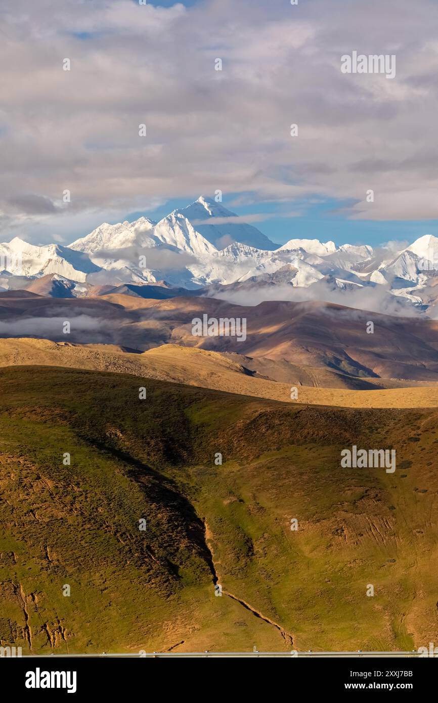 Spectacular mountain scenery on the Mount Everest Base Camp Stock Photo ...