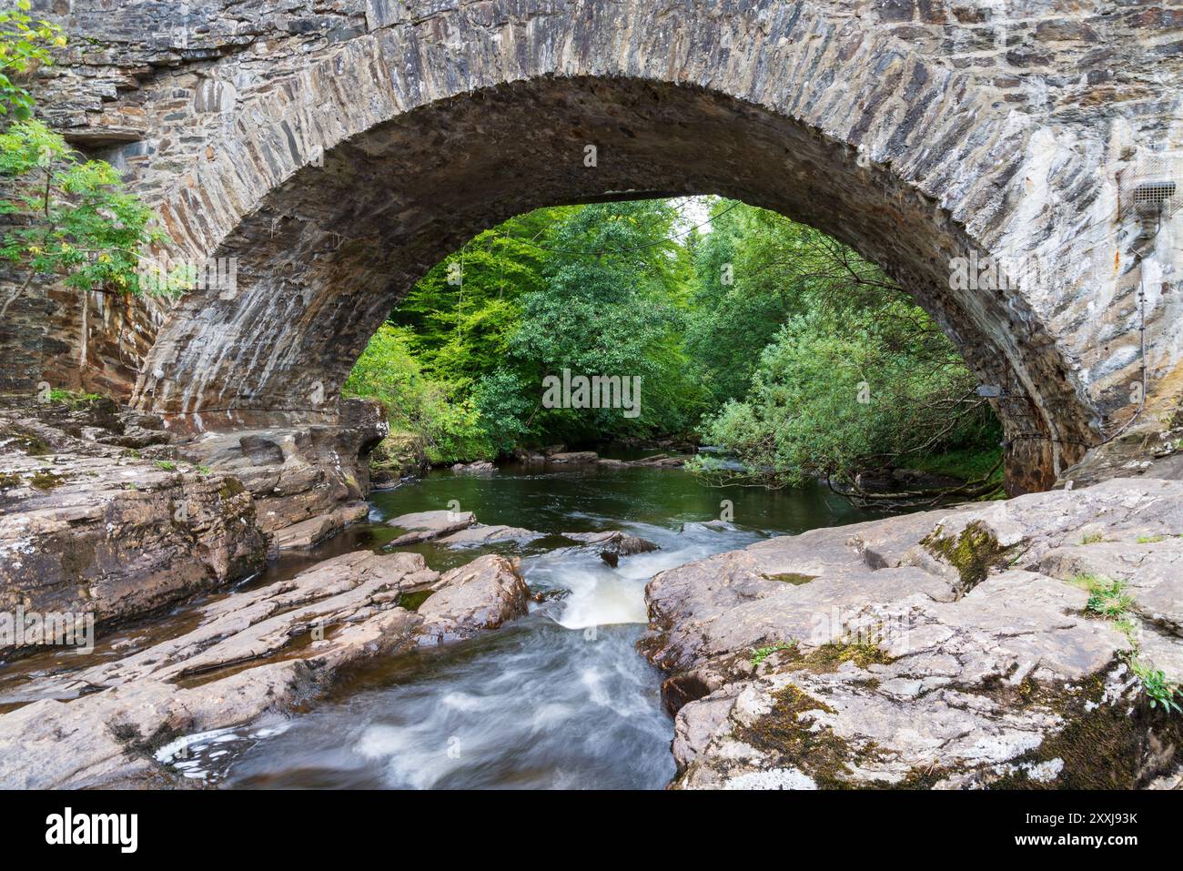 The old stone arch bridge over the River Dochart in Killin, Perthshire ...