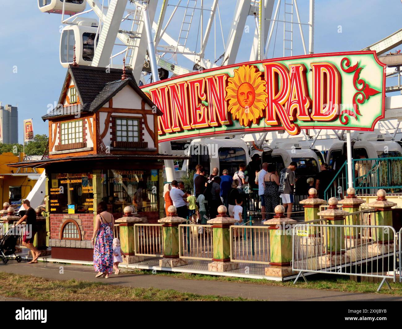 Kirmesbesucher hi-res stock photography and images - Alamy