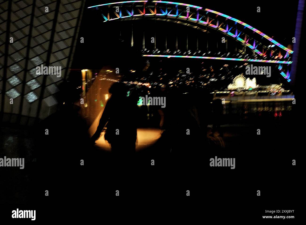 Sydney Opera House, the Sydney Harbour Bridge, silhouettes of people ...