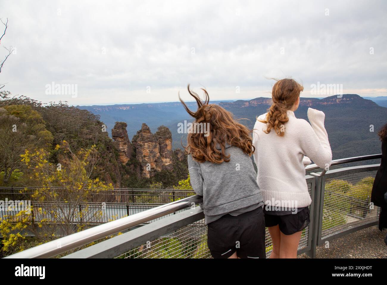 View of the Three Sisters from Echo Point Lookout in the Blue Mountains ...