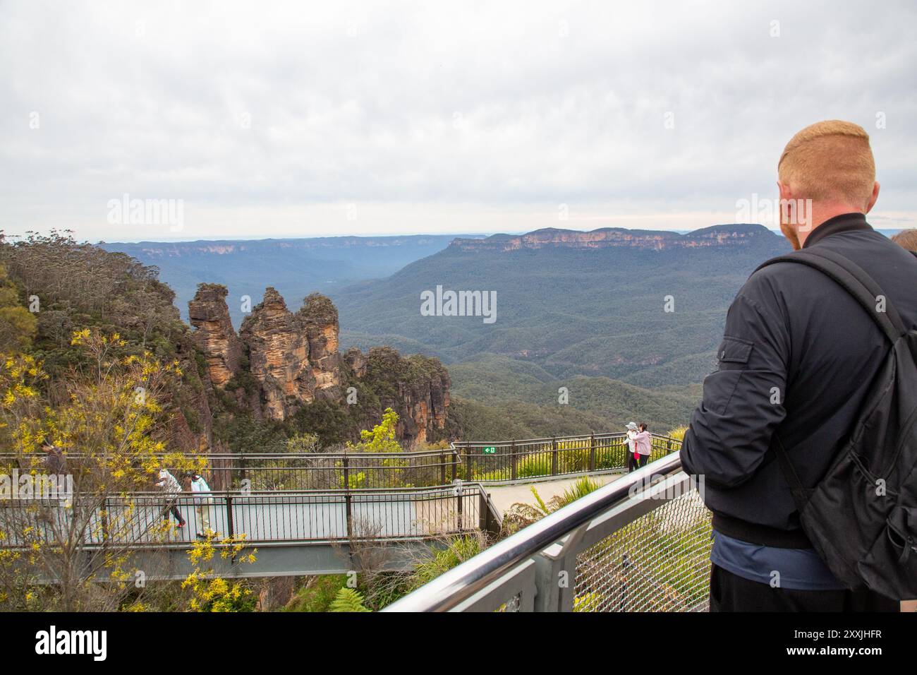View of the Three Sisters from Echo Point Lookout in the Blue Mountains ...