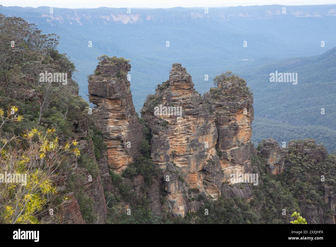 View of the Three Sisters from Echo Point Lookout in the Blue Mountains ...