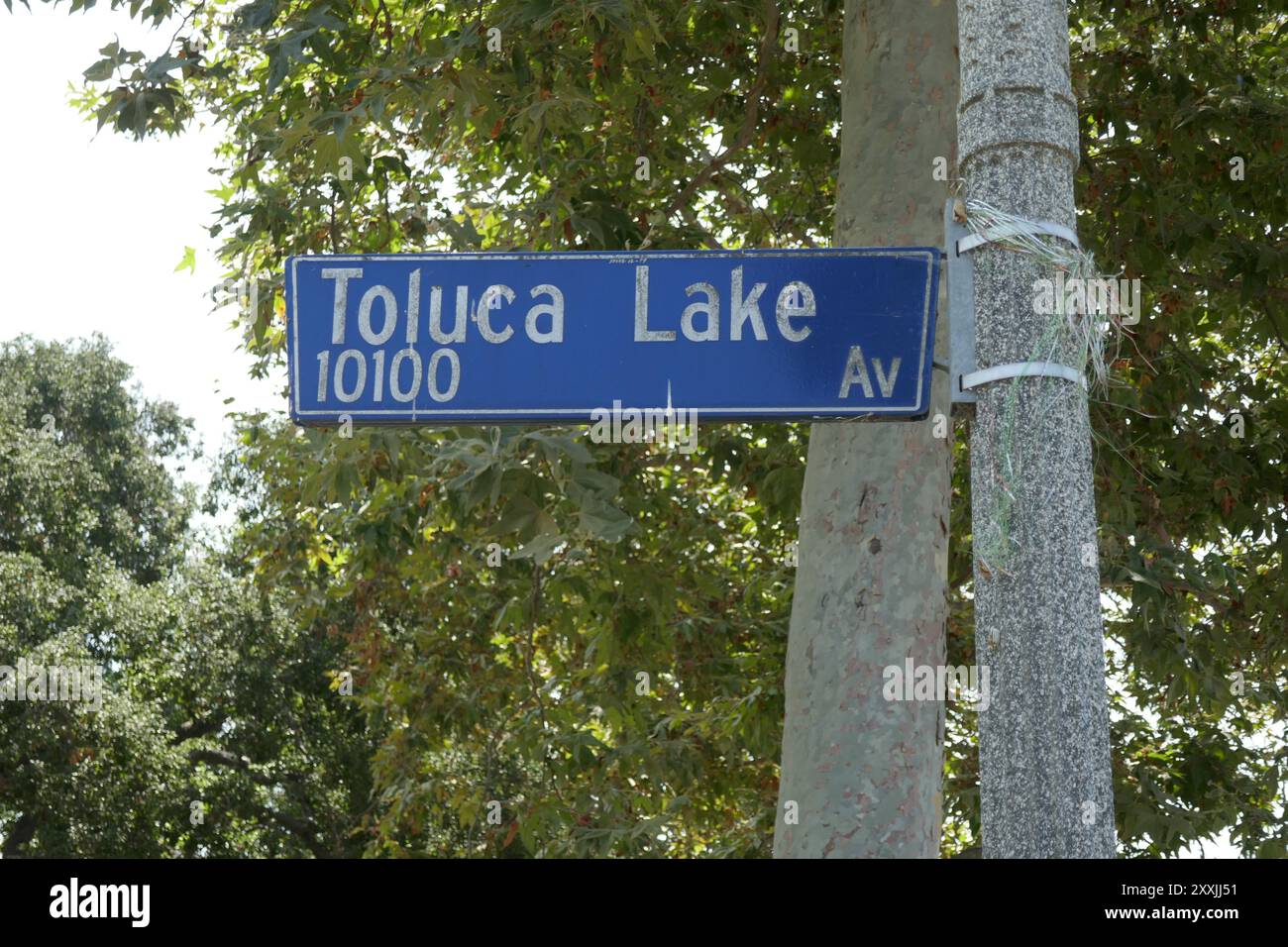 Toluca Lake, California, USA 23rd August 2024 Toluca Lake Avenue on ...