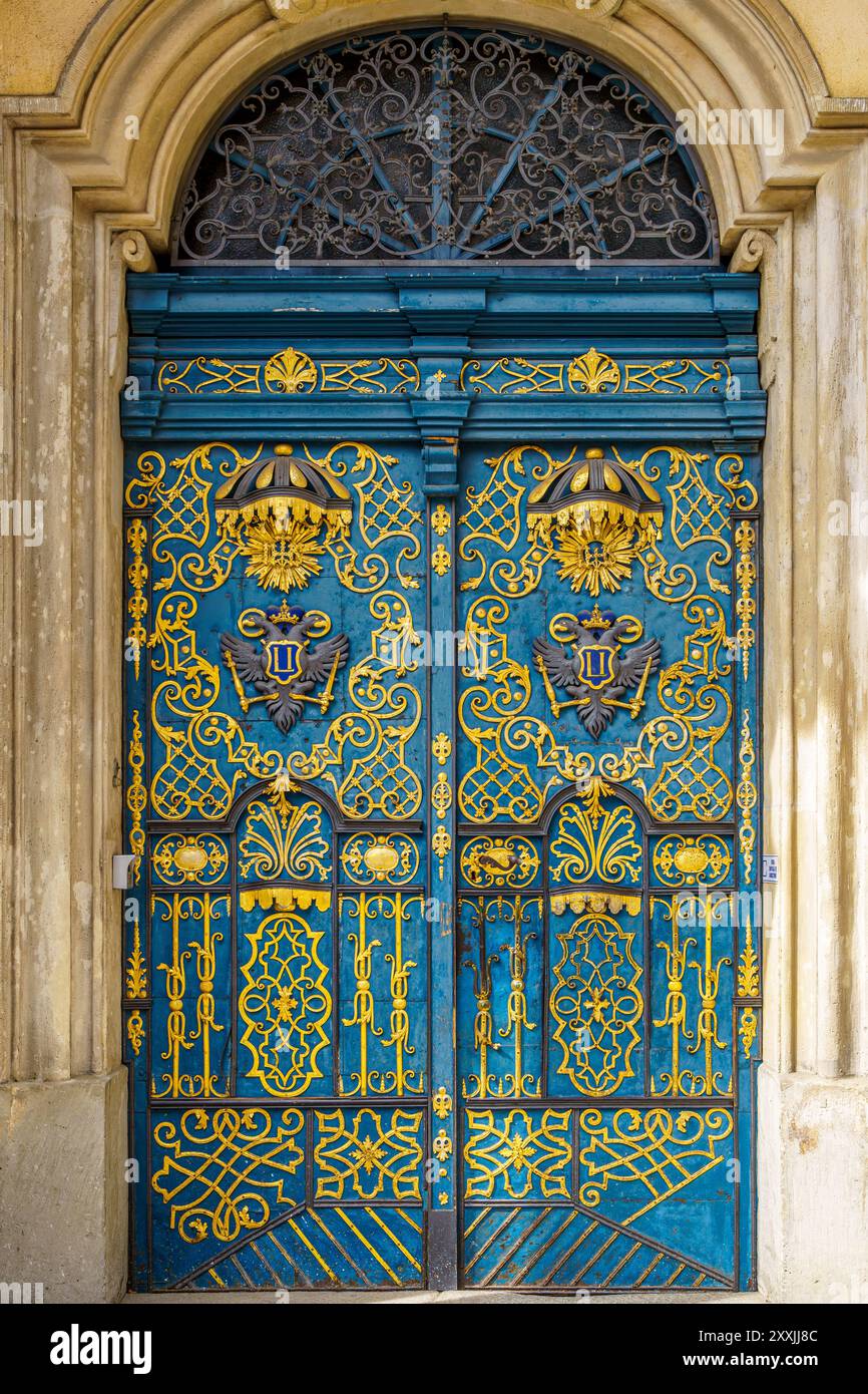 University architecture detail door hi-res stock photography and images ...