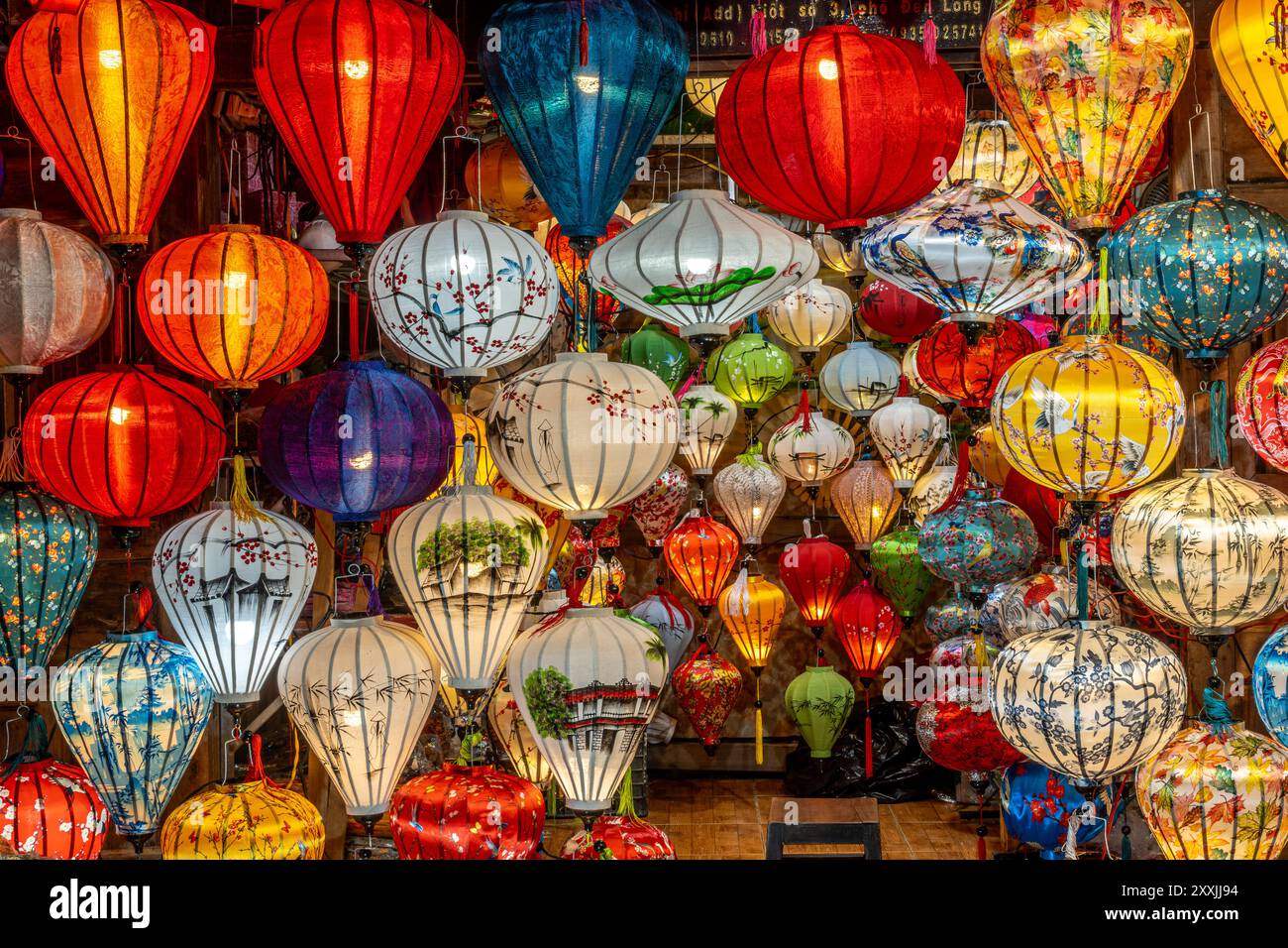 Beautiful lanterns for sale at the market in Hoi An Stock Photo - Alamy