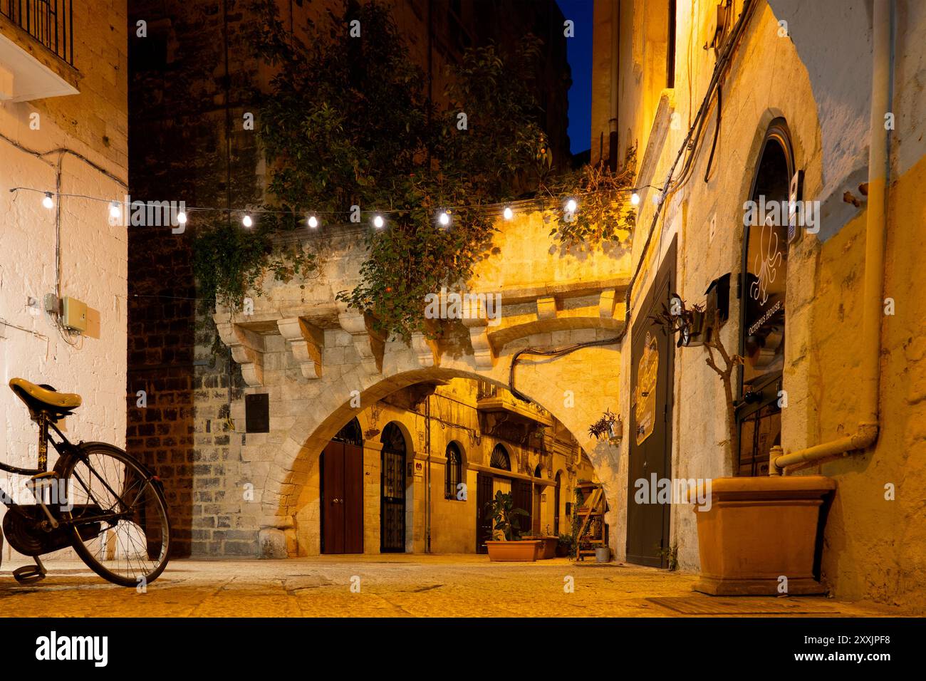 View of the Arco Meraviglia at night, Bari, Italy Stock Photo - Alamy