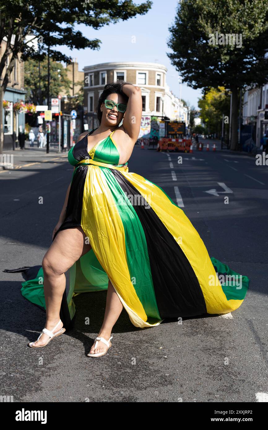London, UK. 25 Aug, 2024. Crowds are gathering at Notting Hill Gate to ...