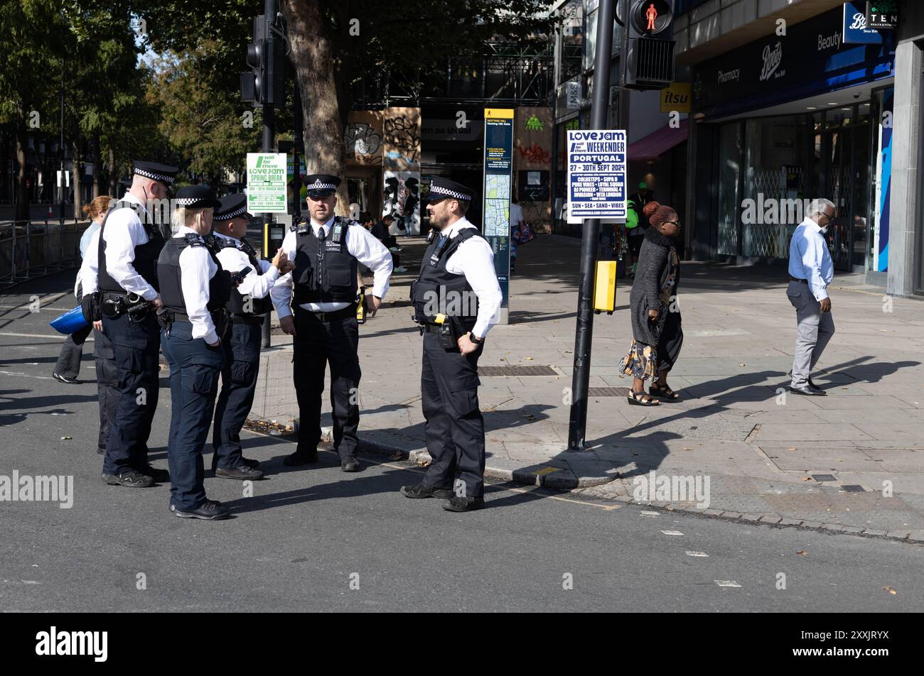 London, UK. 25 Aug, 2024. Crowds are gathering at Notting Hill Gate to ...