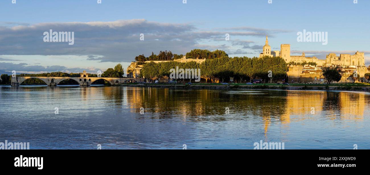 pont de Saint Benezet, XIIe siècle et Palais des Papes, gothique ...