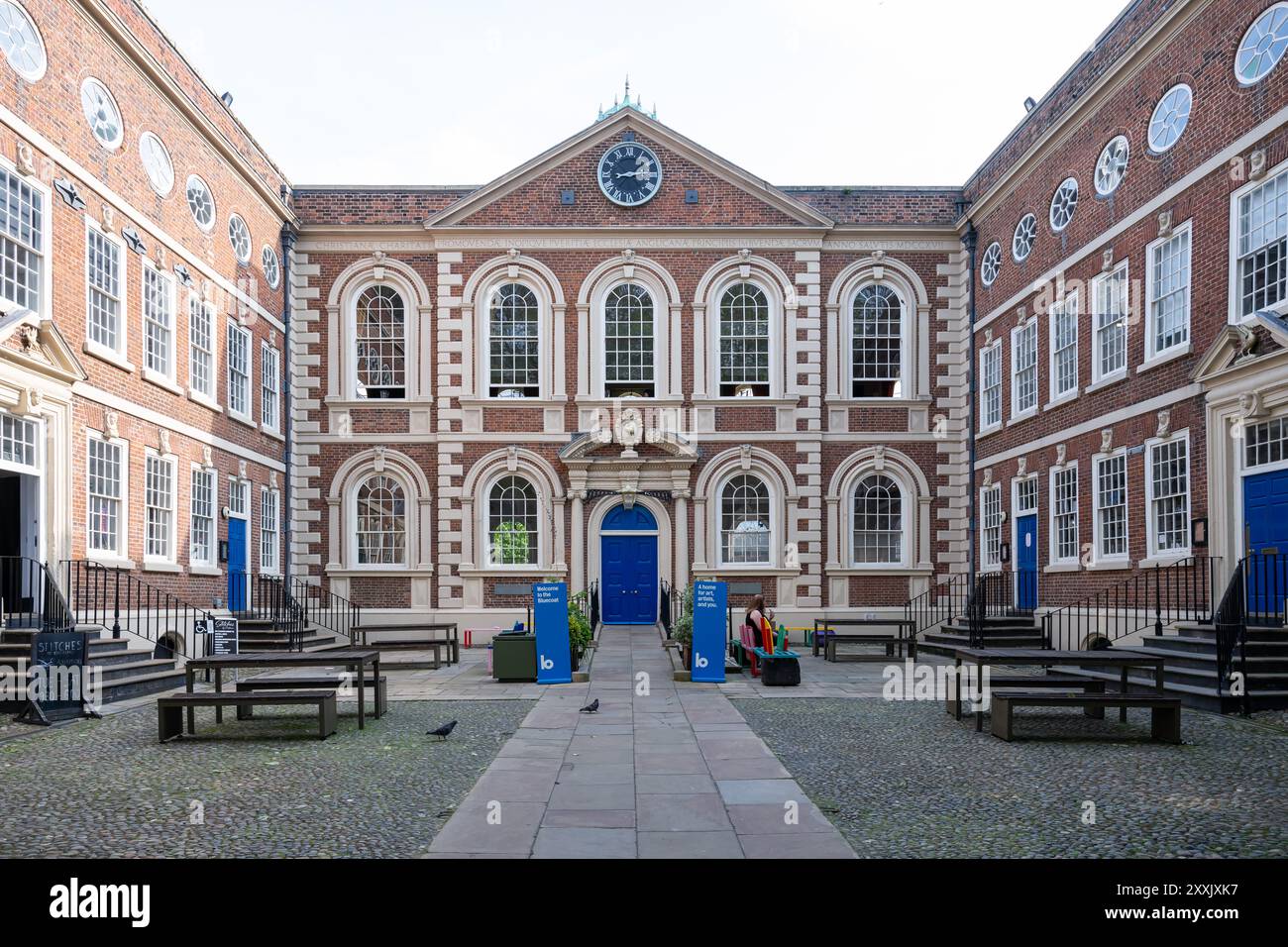 Liverpool blue plaques hi-res stock photography and images - Alamy