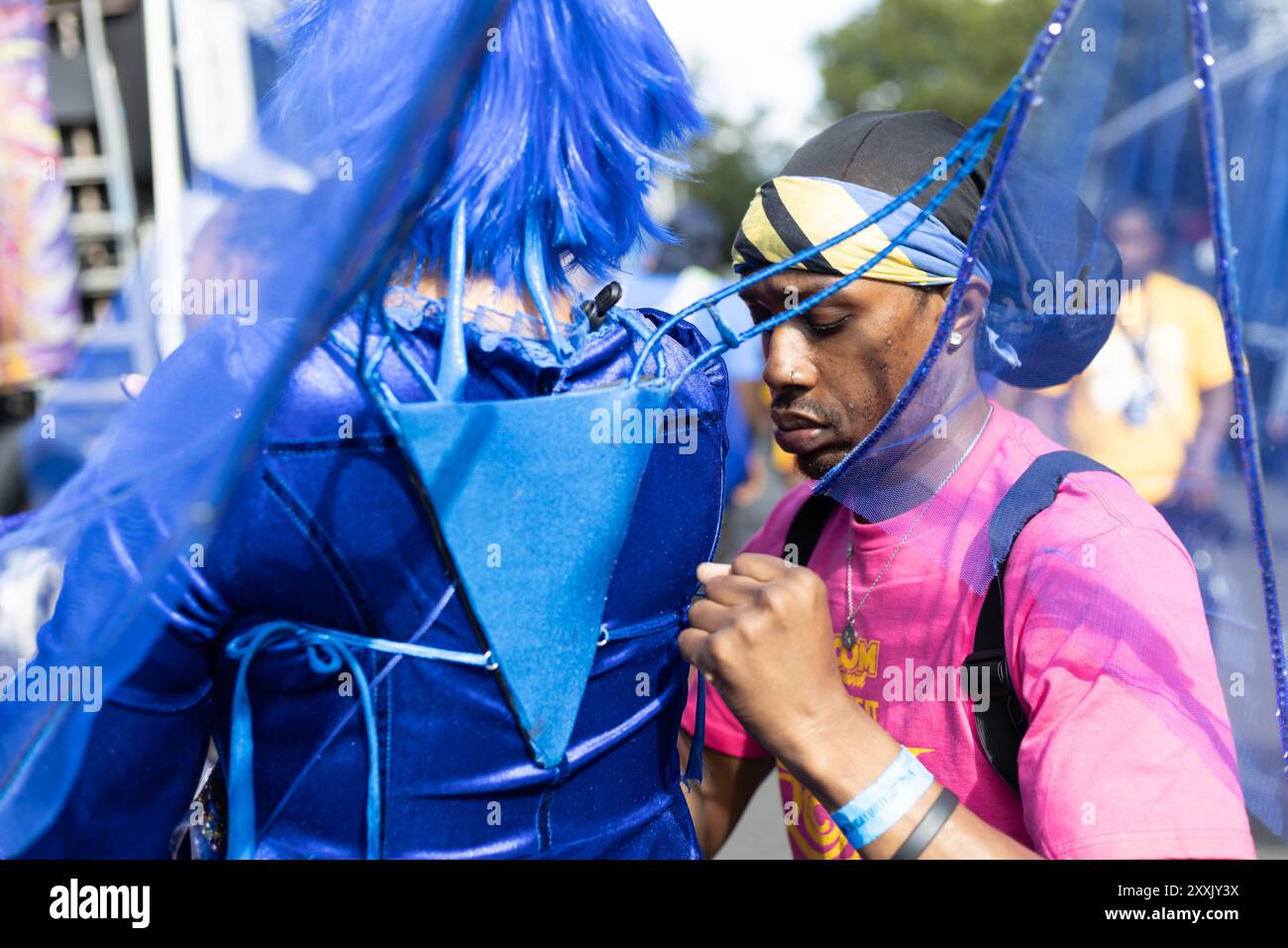 London, UK. 25 Aug, 2024. Crowds are gathering at Notting Hill Gate to ...
